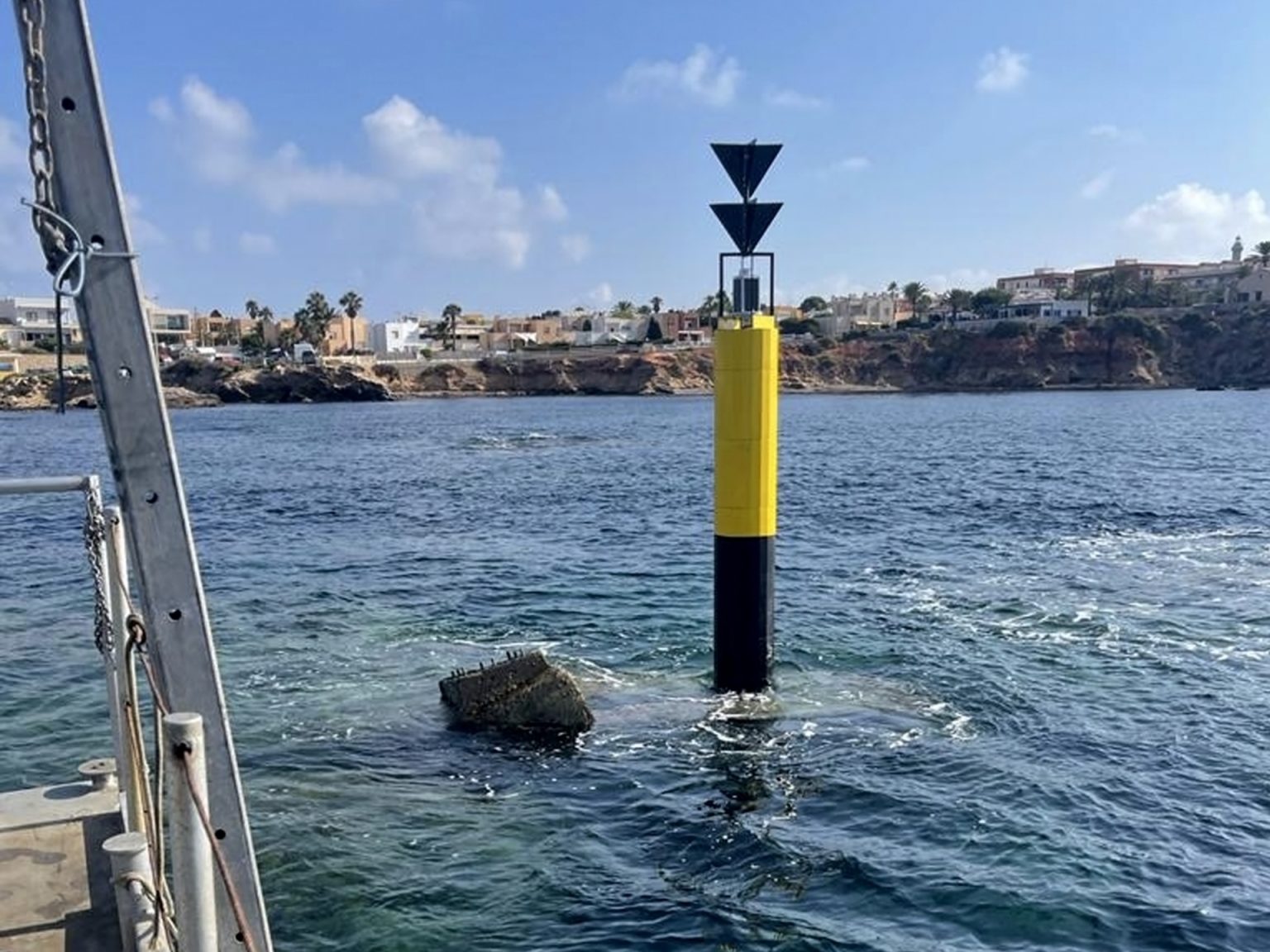Colocación de marca cardinal con hormigonado de base sobre islote en ...